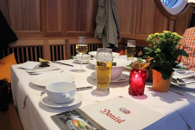 Provando a cozinha da Baviera no Donisl em Munique