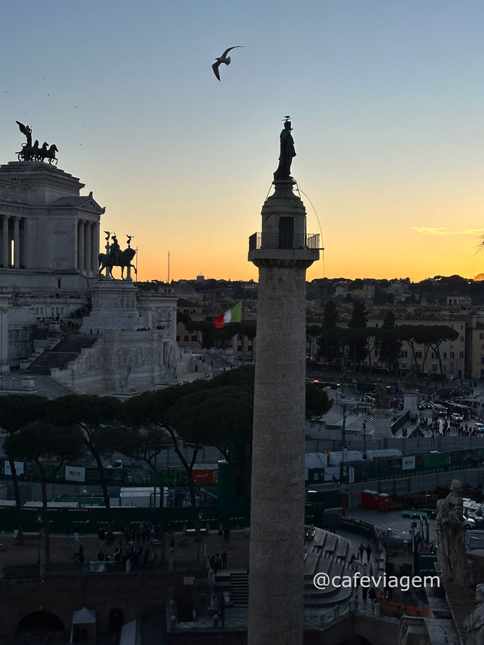 Rooftop em Roma: bar com o pôr do sol e vista